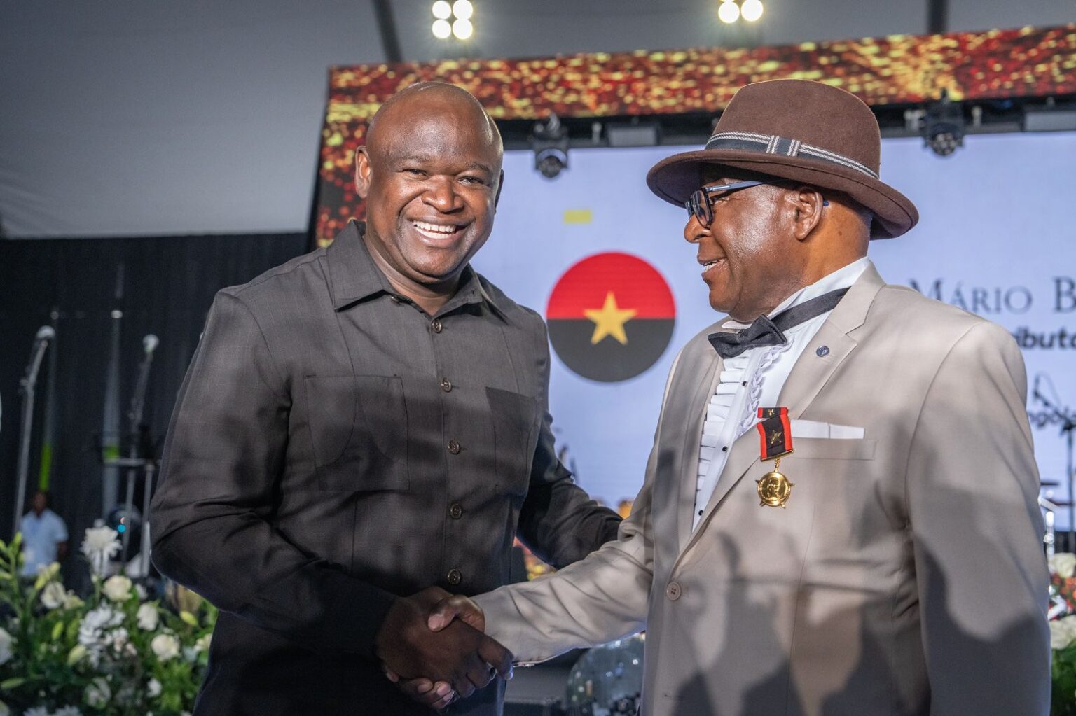 VICE-PRESIDENTE DO MPLA PRESTIGIA GALA DE HOMENAGEM AO MÚSICO E ...