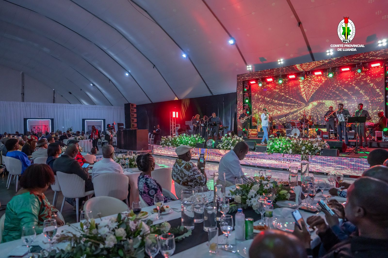 VICE-PRESIDENTE DO MPLA PRESTIGIA GALA DE HOMENAGEM AO MÚSICO E ...