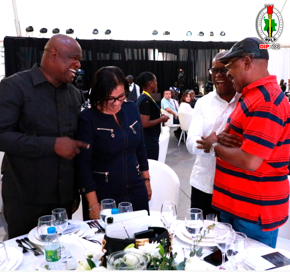 VICE-PRESIDENTE DO MPLA PRESTIGIA GALA DE HOMENAGEM AO MÚSICO E ...