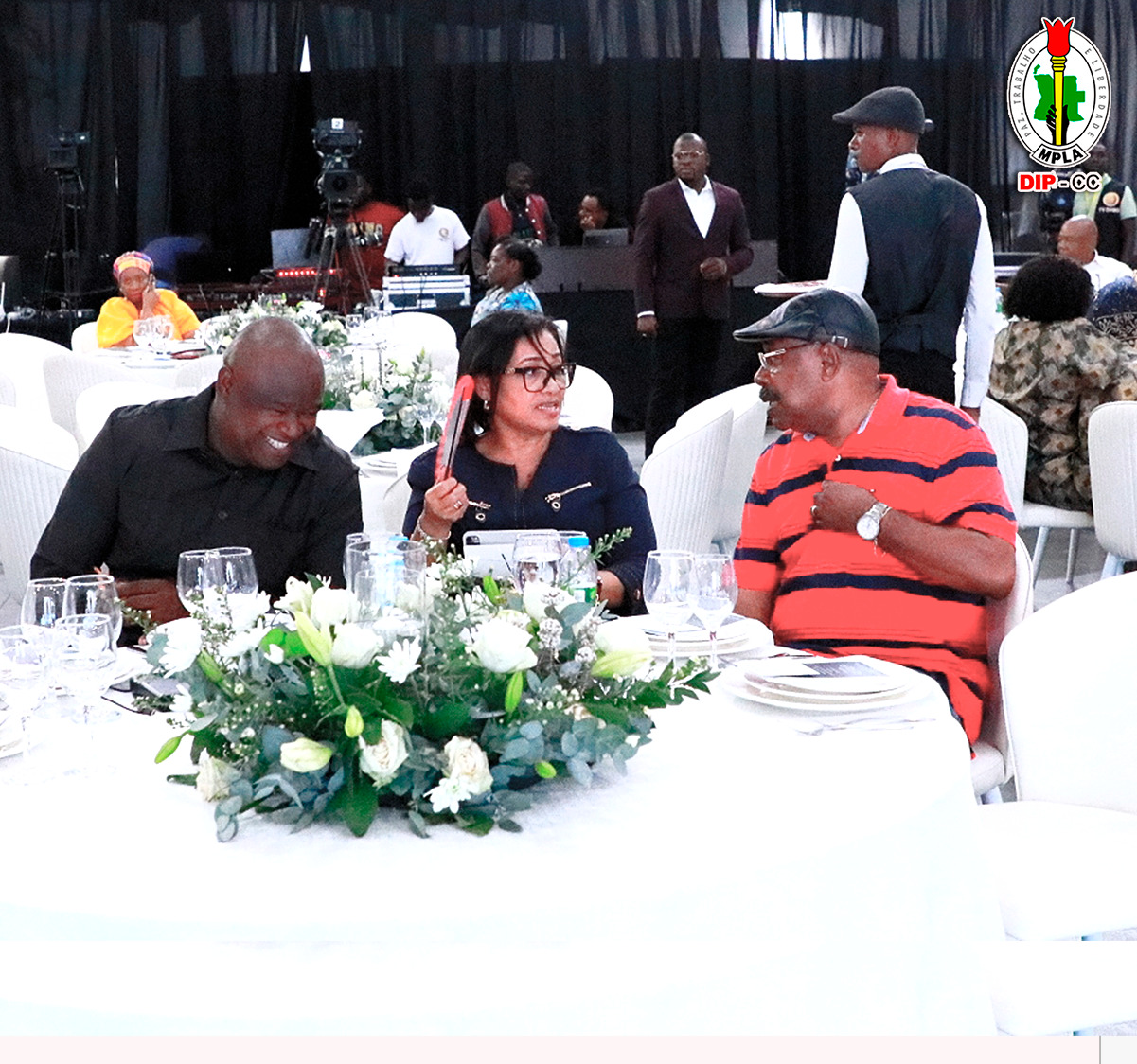 VICE-PRESIDENTE DO MPLA PRESTIGIA GALA DE HOMENAGEM AO MÚSICO E ...