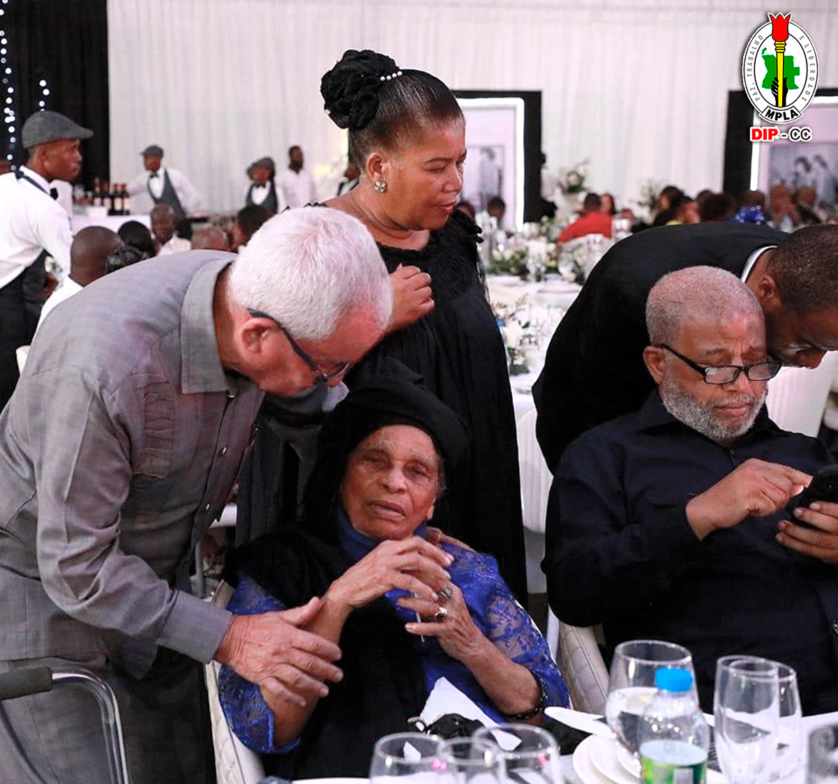 VICE-PRESIDENTE DO MPLA PRESTIGIA GALA DE HOMENAGEM AO MÚSICO E ...