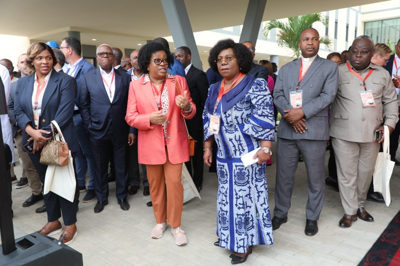 PRESIDENTE DA REPÚBLICA INAUGURA HOSPITAL MUNICIPAL DE CACUACO “HERÓIS ...