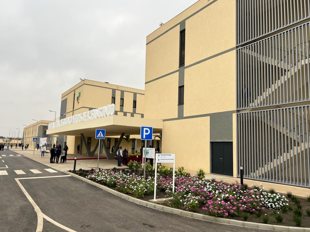 PRESIDENTE DA REPÚBLICA INAUGURA HOSPITAL MUNICIPAL DE CACUACO “HERÓIS ...