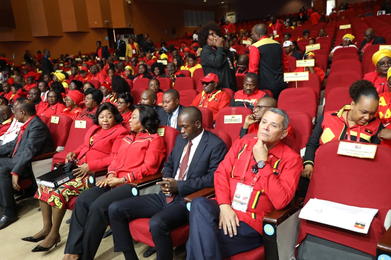 COMITÉ CENTRAL DO MPLA ANALISA DOCUMENTOS RELATIVOS AO 8.⁰ CONGRESSO ...