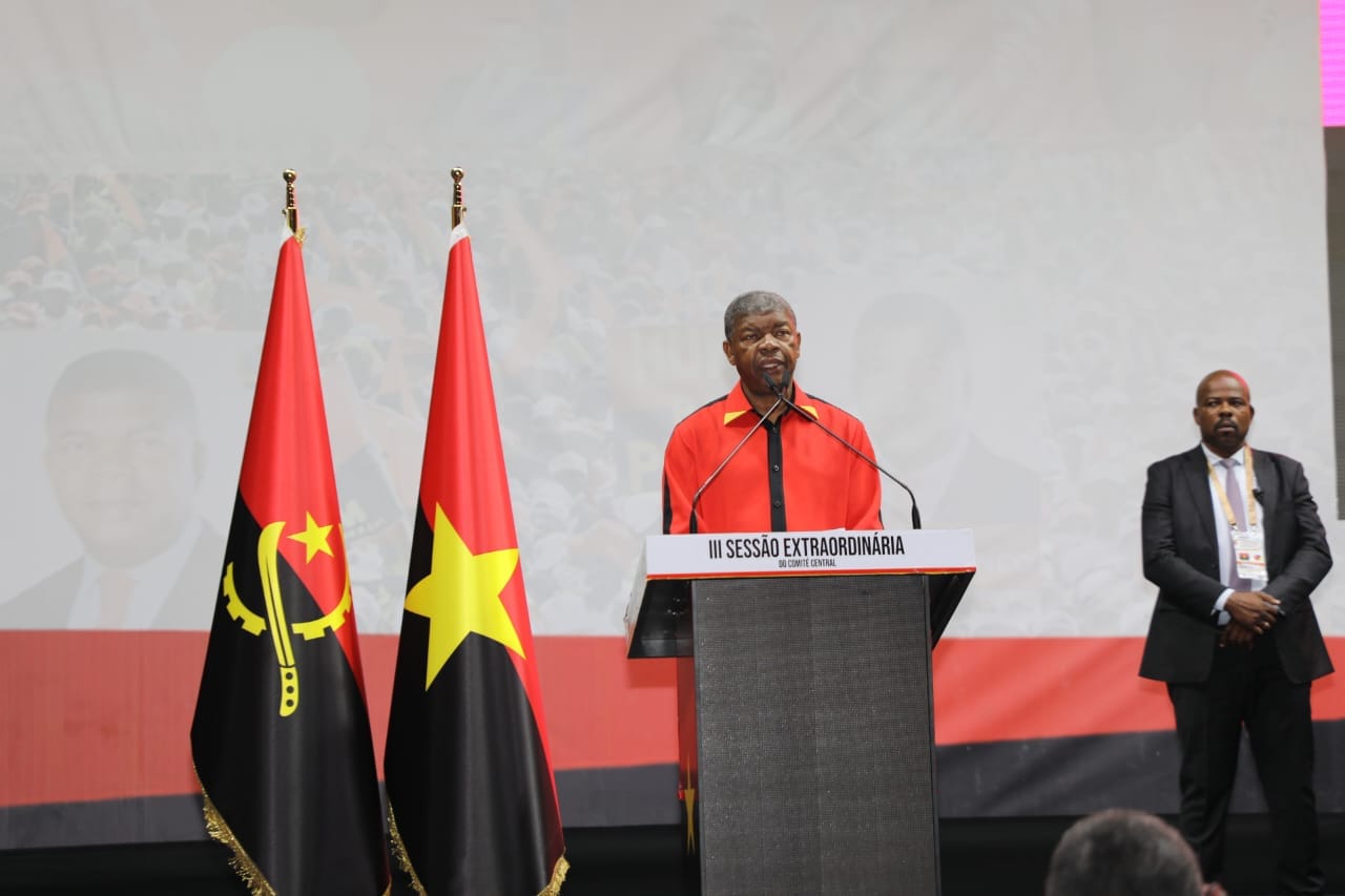 COMITÉ CENTRAL DO MPLA ANALISA DOCUMENTOS RELATIVOS AO 8.⁰ CONGRESSO ...