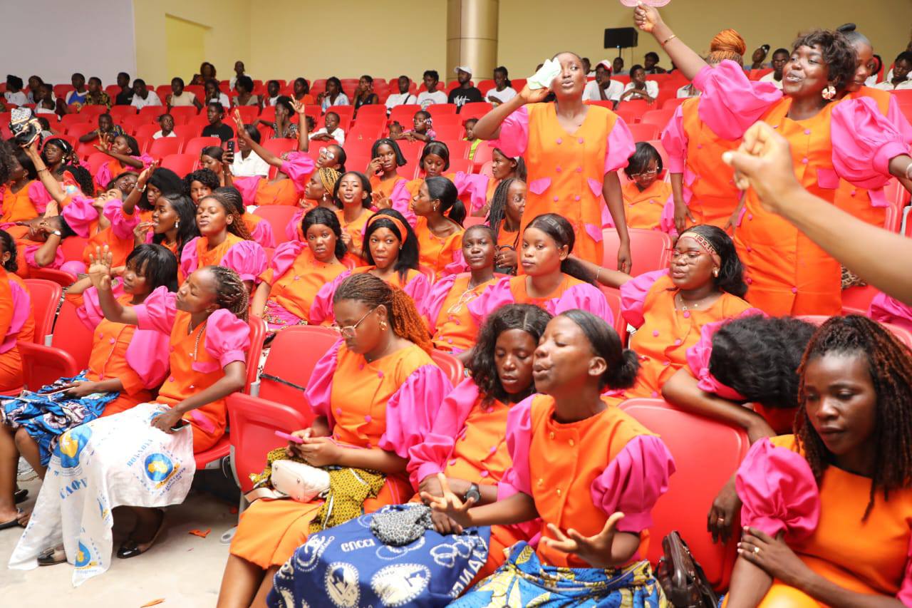 MPLA FELICITA IGREJA BOM DEUS PELOS 44 ANOS DE SERVIÇO À COMUNIDADE - MPLA